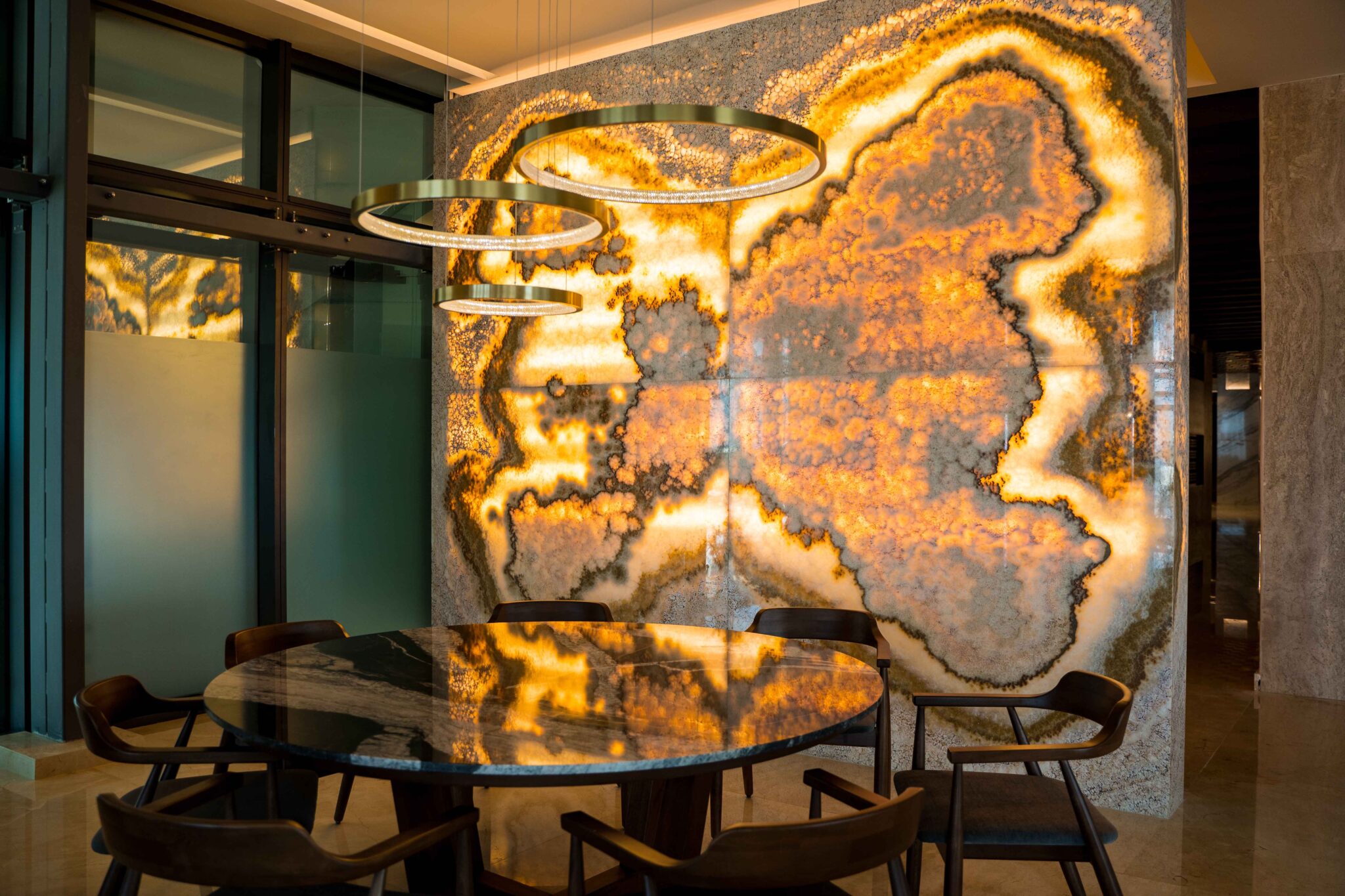 EL ÓNIX EN EL DISEÑO DE INTERIORES – MIDO, MÁRMOL Y GRANITO